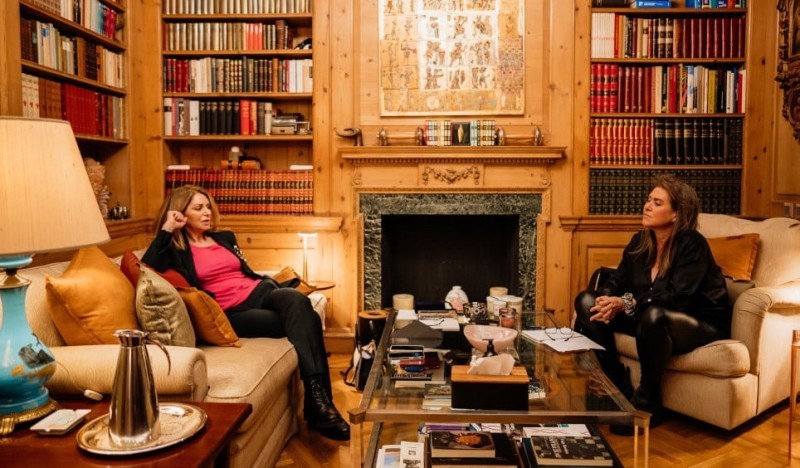 Obrovská knihovna, krb a obrazy: Toto je impozantní dům Elli Stai ...